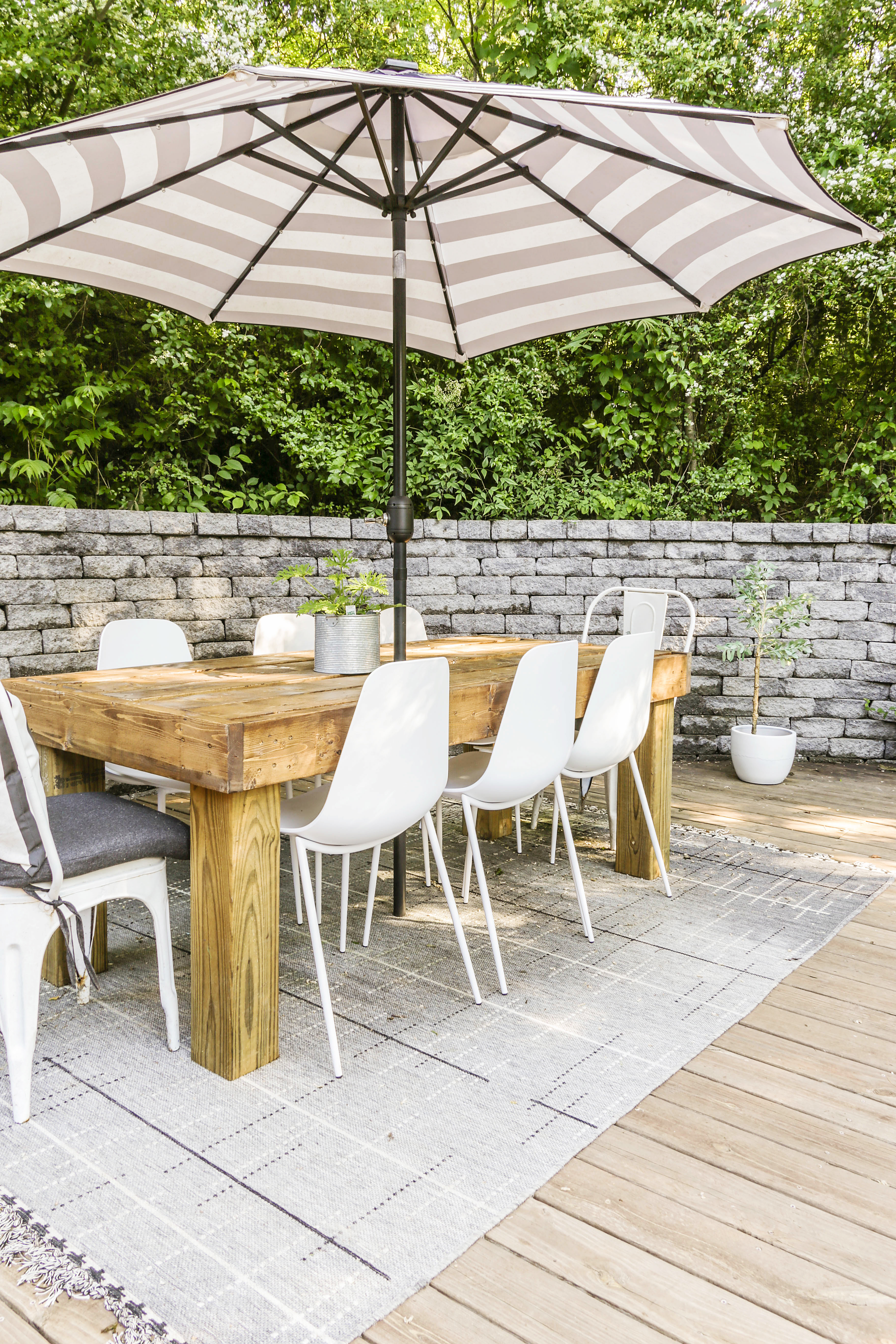 DIY Modern Farmhouse Outdoor Dining Table on the Cheap