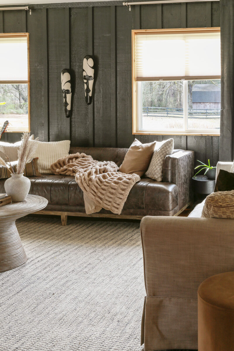 Arranging Two Different Sofas in a Living Room: Best Tips